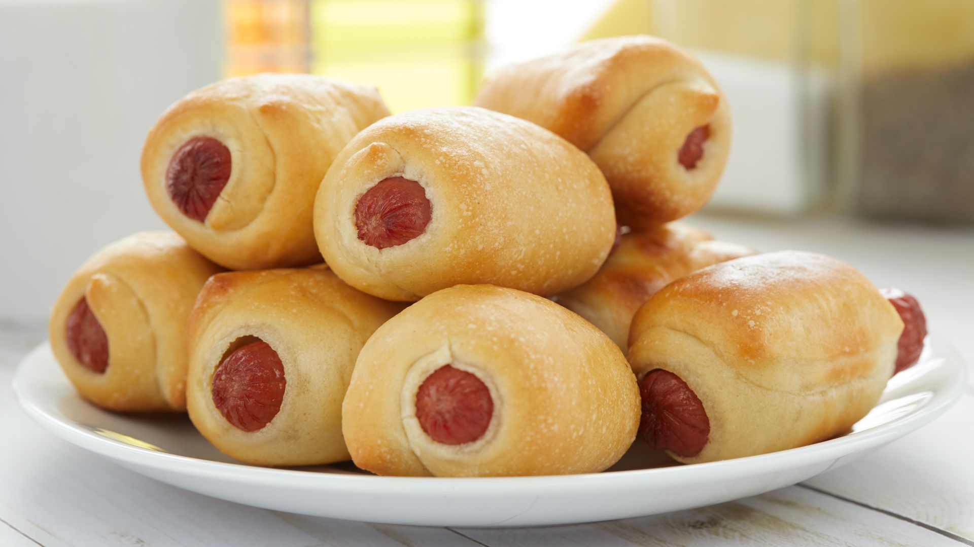 Enroladinho de salsicha, queijo e bacon Enroladinho de salsicha, queijo e bacon